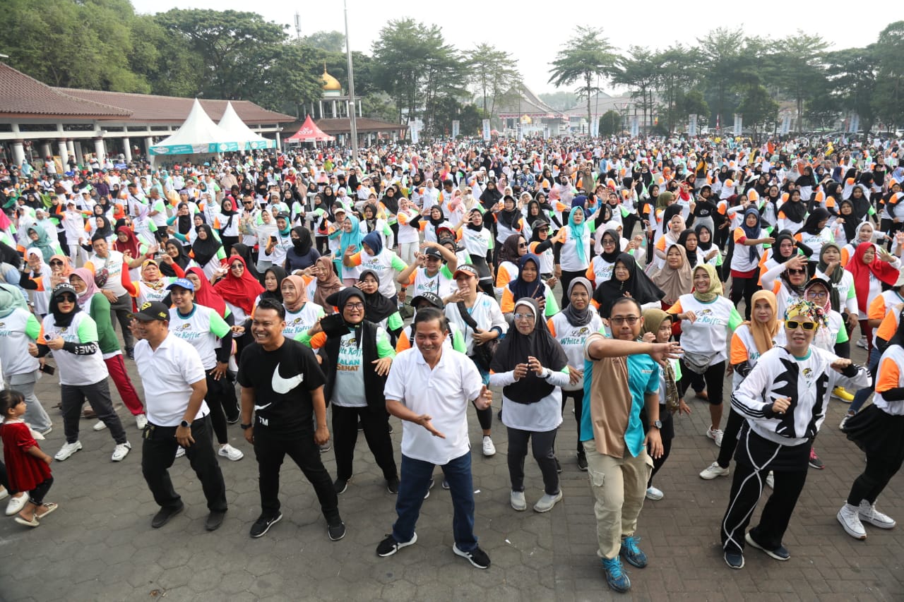 Wali Kota Serang Bareng Ratusan Orang Senam Sehat di Alun-alun - Lensa ...