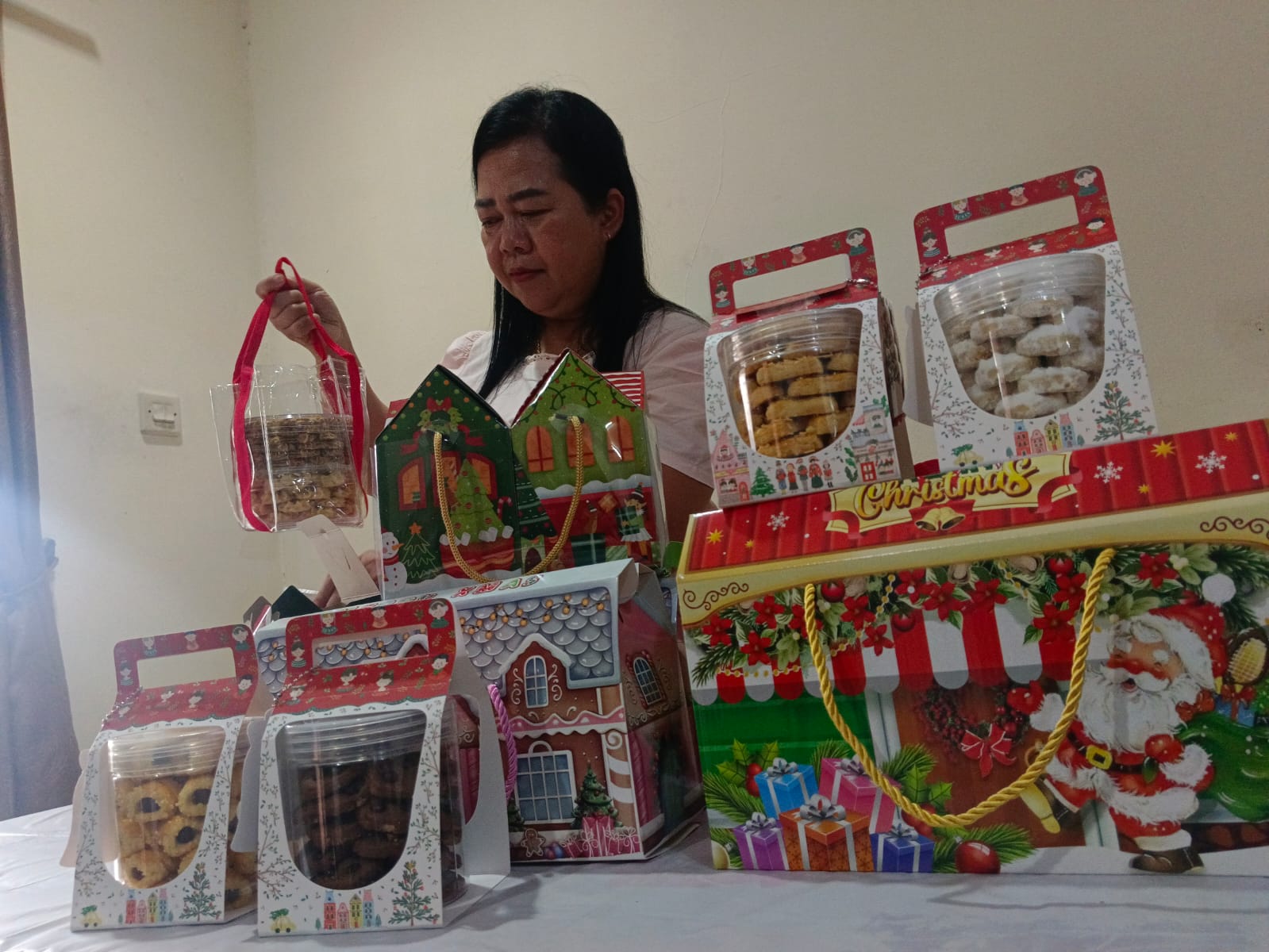 FOTO : Dhea Cake Ramai Pesanan Bingkisan Kue Natal 2024