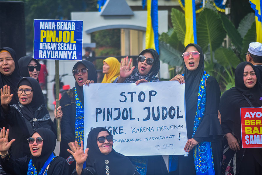 FOTO : Aksi Damai Menolak Pinjol dan Judol di Kota Tangerang