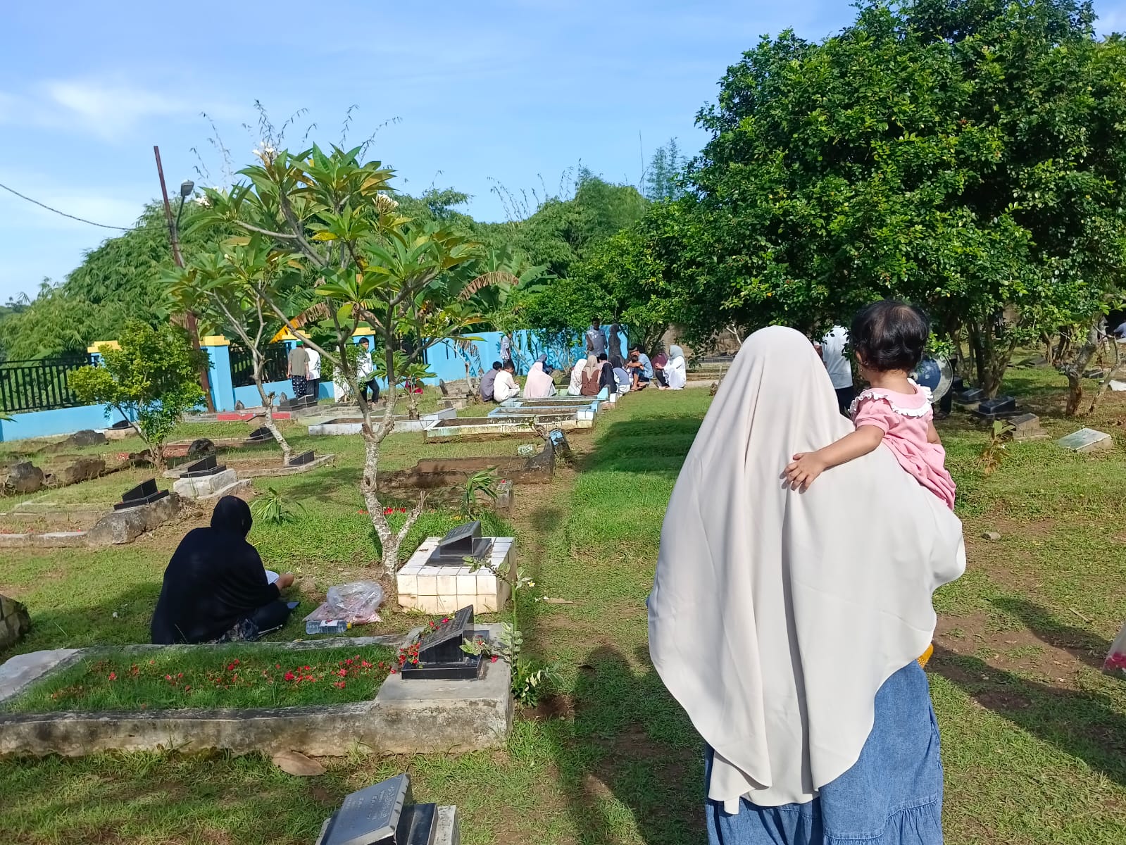 FOTO Tradisi Nyekar di Hari Idul Fitri
