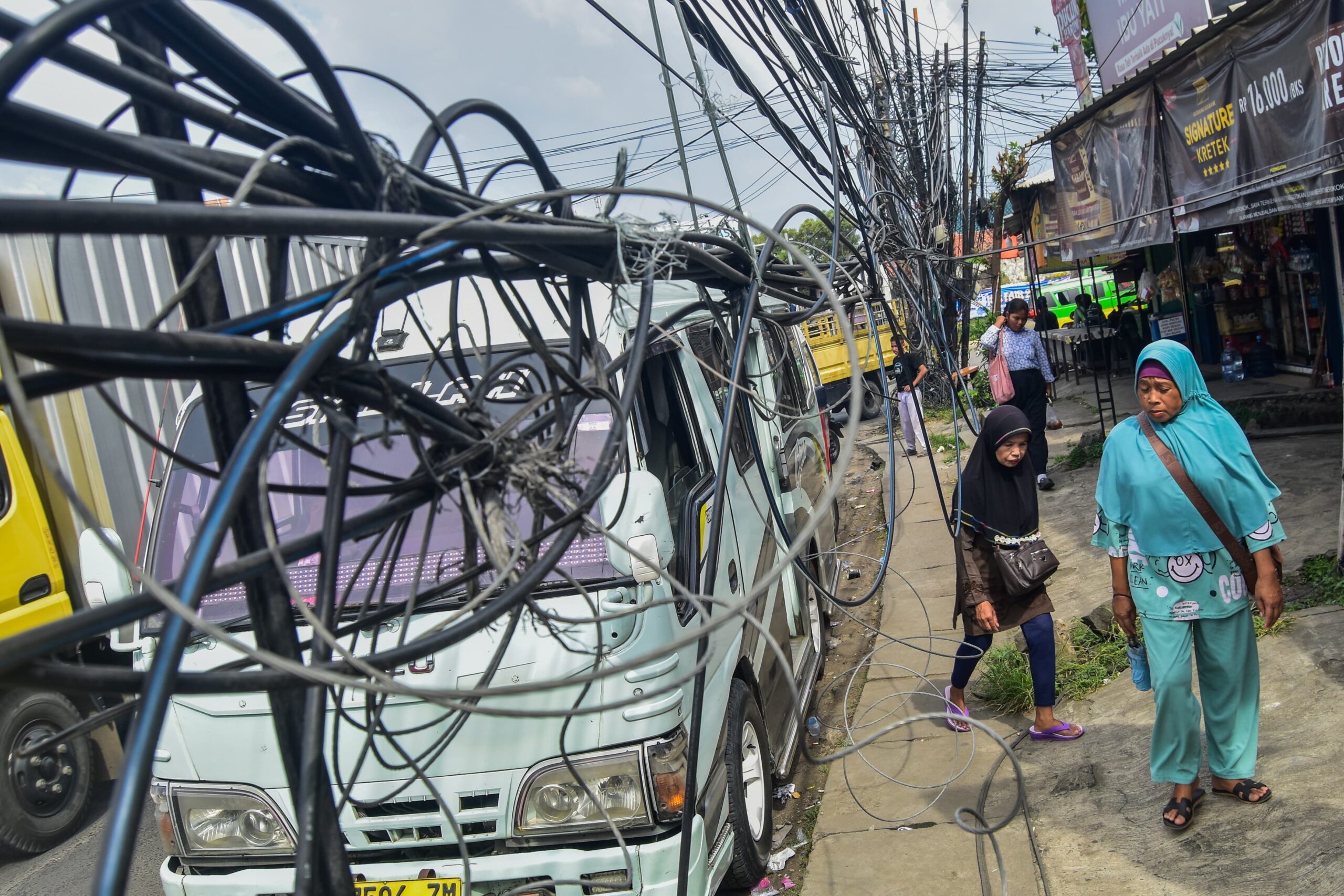FOTO : Kabel Utilitas Semrawut di Kota Tangerang